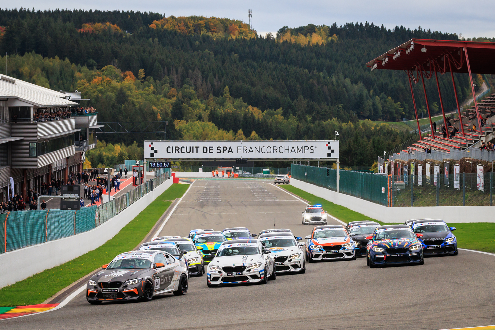 Tomas De Backer aan de start tijdens het Spa Racing Festival - BMW M2 ...